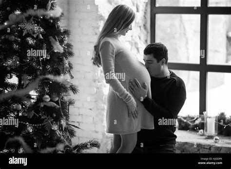 Femme Enceinte Avec Son Mari Banque Dimages Noir Et Blanc Alamy