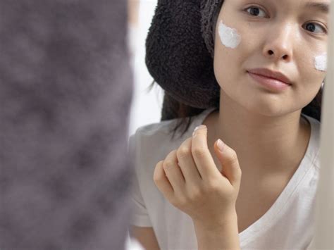 Для сухої шкіри хитрий трюк від лущення — тональний крем ляже ідеально