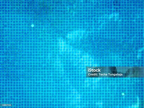 青いプールの背景澄んだ水とスイミングプールの底の背景 ます目のストックフォトや画像を多数ご用意 ます目 カラー画像 タイル