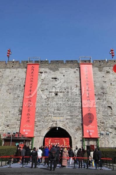 南京：明城墙挂巨幅春联 红红火火迎新春 人民图片网