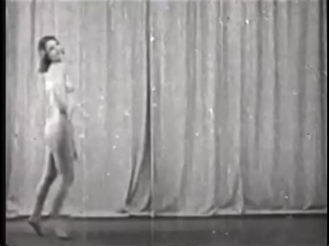 Sexy Vintage Brunette Loves To Entertain The Crowd Naked Showing Her Beautiful Figure XVIDEOS