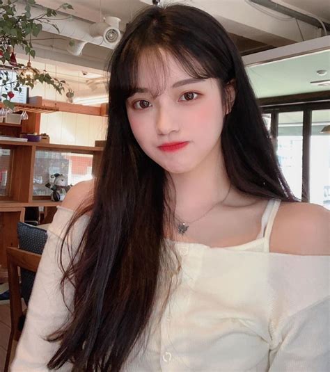 정 윤 On Instagram “산본마실 ᵕ̤ꈊᵕ̤ 세상 예쁜코디 많아도 흰티에 청바지가 최고야 화장두 점점 연해지는즁