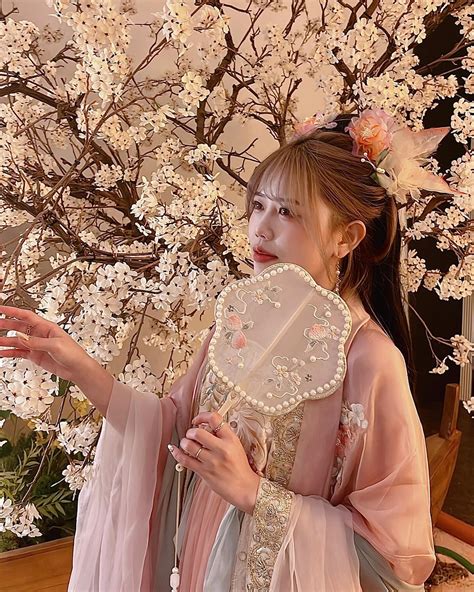 浥昕 這次上海最喜歡的行程 「敘宴」 ！！ 訂了妝髮服裝就為了圓我的仙俠夢 整個妝髮服裝還有包含用膳表演 2000 3000台幣的費用