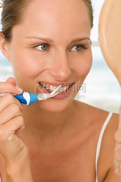 剔牙的女人高清图片下载 正版图片501492651 摄图网