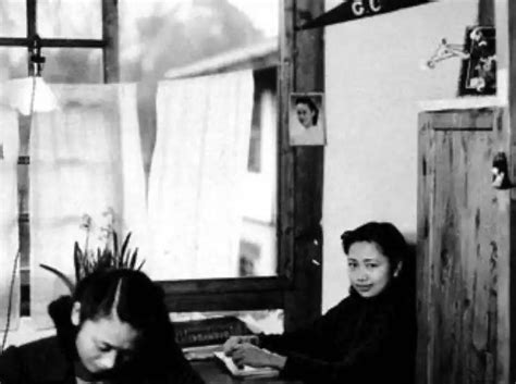 1990 86 Year Old Deng Xiaoping Swept The Tomb Of His First Wife For