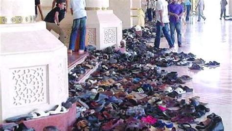 لحظة سرقة حذاء من أحد المساجد أثناء الصلاةفيديو