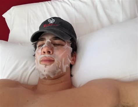 Quién Es Pau Simon El Actor Que Hace De Max En La Serie De Netflix El Refugio Atómico