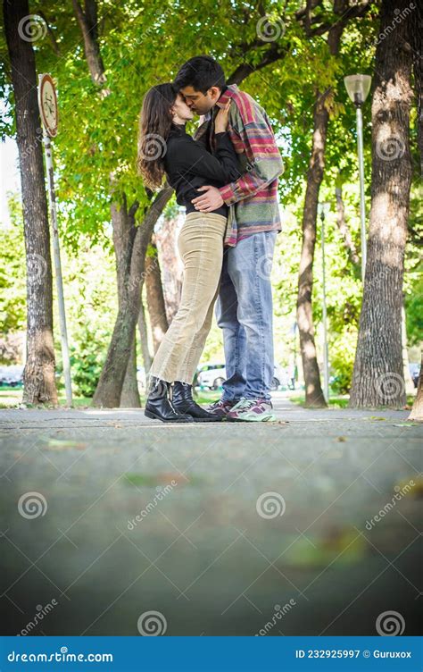 Pareja En El Amor Abrazándose Y Besándose En El Parque Beso Profundo Francés Imagen de archivo