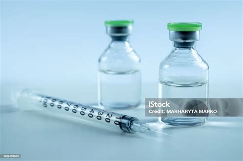 백색 테이블 회색 배경 의학 개념 실험실 피하 주입 예방 접종 복용량에 유리병 및 주사기 클로즈업 백신 질병 치료 예방 접종