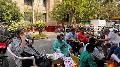 TMC Leaders Continue Dharna At Delhi S Mandir Marg Police Station
