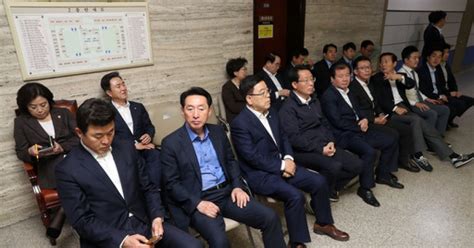 사설 패스트트랙 둘러싼 난장판 국회 국민은 안중에 없나