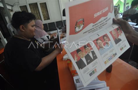 KPU Mulai Lipat Surat Suara Pilpres ANTARA Foto
