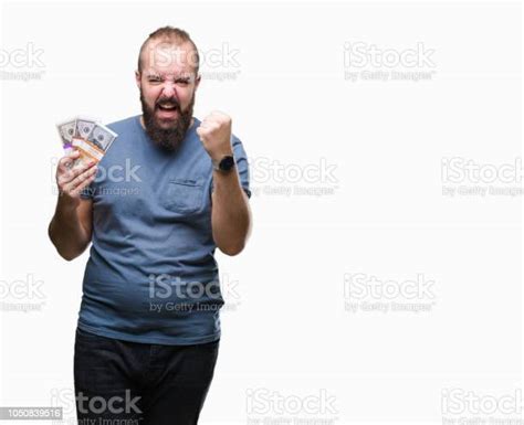 격리 된 배경 화가 위에 돈과 미친과 제기 손으로 소리 분노와 좌절 외치고 분노 개념의 젊은 Hipster 남자 지주 무리