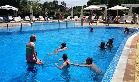 Състезание по плуване за малчугани на Фантазия Xnews