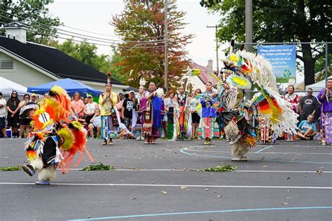 Hochunk Nation의 아메리카 원주민은 관중 앞에서 원주민 춤과 의식을 수행했습니다 Indigenous에 대한 스톡 사진