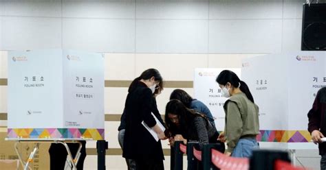 사전 투표소 설치 중