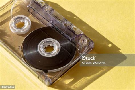 노란색 배경에 텍스트에 대한 복사 공간이있는 복고풍 투명 오디오 카세트 0명에 대한 스톡 사진 및 기타 이미지 0명 고풍스런 공란 Istock