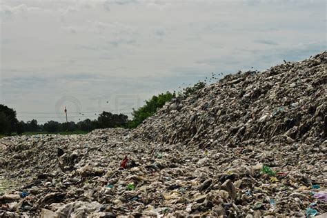 山地垃圾 退化的废物城市和工业地区的废物造成污染和有毒残留这是一个城市规划的问题不发达国家的环境管理图片免费下载