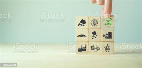 순 제로 목표 및 탄소 중립 녹색 비즈니스 개념 기후 변화 문제 해결 목표 회색 배경에 오염원 아이콘에 그물 제로 아이콘이있는 나무 큐브를 쌓고 공간을 복사합니다 석탄에