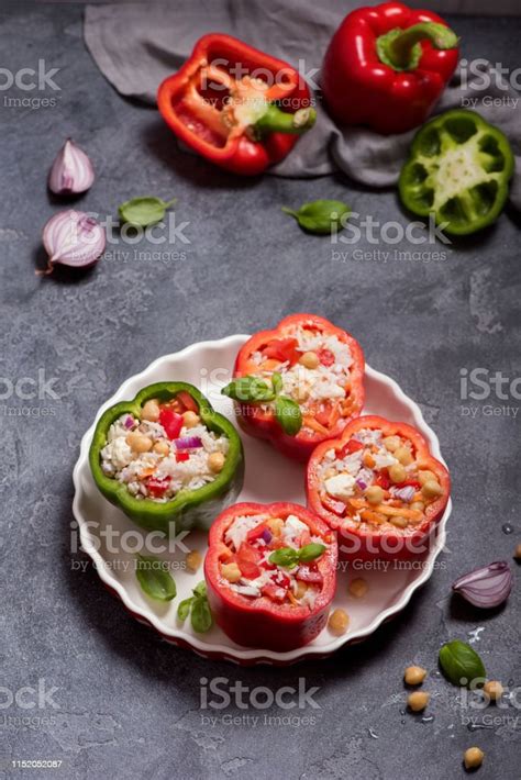쌀과 병아리 콩 함께 박제 된 채식 고추 또는 파프리카 비 건 요리 건강 한 여름 점심 0명에 대한 스톡 사진 및 기타 이미지