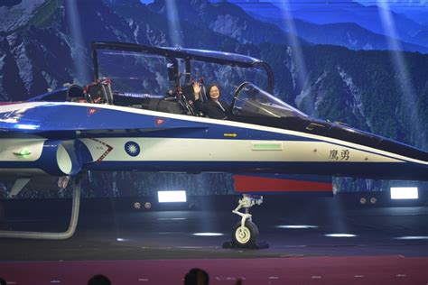 【有片】國機國造！新式高教機「勇鷹」亮相 總統登機視察 上報 焦點