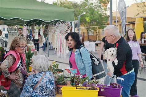 Una Multitud Disfrutó De La Feria De Artesanías En La Ciudad Dulce