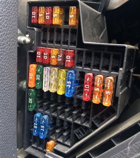 Vw Golf Mk5 Jetta Gti 2004 2008 Fuse Panel Box Diagram Explained