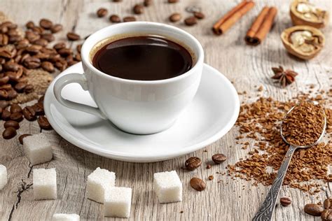 Eine Tasse Frischer Kaffee Auf Gelbem Hintergrund Mit Kaffeebohnen