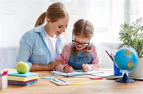 儿童 女儿 母亲 住宅内部 家庭作业 绘画插图 学龄前 知识 女生 学校素材 花瓣网