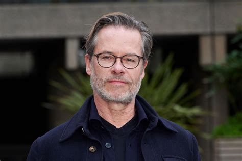 Guy Pearcelta Paljastus Halusi Lyödä Näyttelijätärtä Naamaan ”kamala