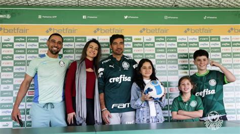 VÍdeo Abel Surpreende Adepta Que Teve Cartaz Barrado à Porta Do