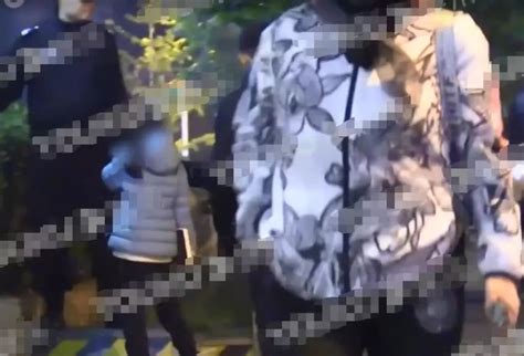 袁泉夏雨带9岁女儿与好友聚餐 老夫老妻模式交流少