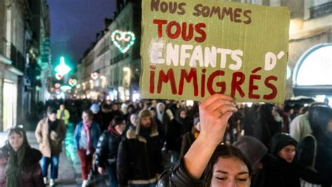 France Indignation Et Manifestations Après Ladoption De La Loi Sur L