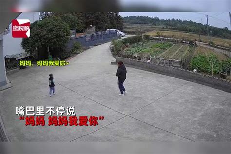 女儿和奶奶在院子里玩耍嘴里不断重复一句话妈妈看监控泪流不止