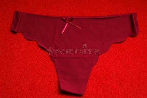 Mutandine Rosse Sexy Contro Un Fondo Rosso Fotografia Stock Immagine Di Stampa Grigio