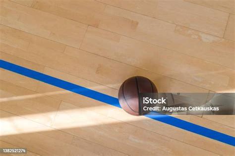 자연 조명이있는 나무 코트 바닥에 농구 수평 스포츠 테마 포스터 인사말 카드 Championship에 대한 스톡 사진 및 기타