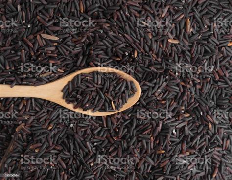 흰색 배경에 고립 된 검은 쌀 쌀 쌀과 논 쌀 유기농 원시 밀 또는 곡물 농업 음식 0명에 대한 스톡 사진 및 기타 이미지