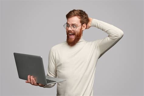 Homem Empolgado Percebeu Um Negócio Incrível Na Internet Foto Premium