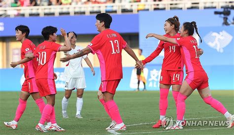 북한 자책골 기뻐하는 한국여자축구대표팀 연합뉴스