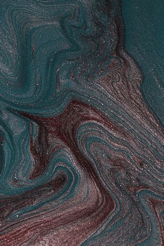 청록색과 보라색은 추상적인 배경을 반짝입니다 컨셉을 구성합니다 액체 네일 래커의 아름다운 얼룩 유체 예술 회화 기술을 부어 세로 배너 배경으로 좋은 디자인 공간을 복사합니다