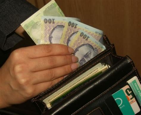 Bani și Acte Furate Dintr O Mașină Parcată în Fața Unui Restaurant Din