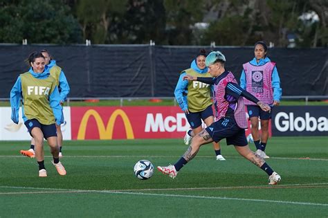 Yamila Rodríguez recibió el apoyo de sus compañeras en el entrenamiento
