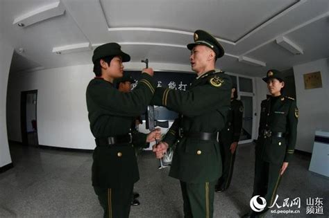 威海邊防支隊劉公島邊防派出所為入警新兵舉行授槍儀式 每日頭條