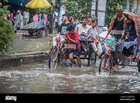 Rickshaws Carry Passengers And Tries To Get Them Through The