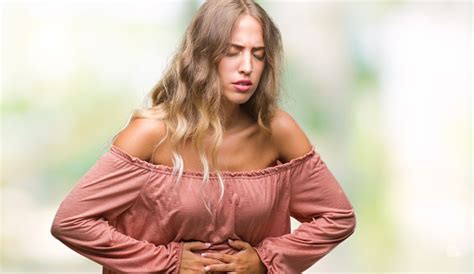 통해 아름 다운 젊은 금발의 여 자가 절연 배경 속에 손으로 하기 때문에 소화 불량 고통 스러운 질병 기분이 나쁘다 통증 개념입니다 건강관리와 의술에 대한 스톡 사진 및