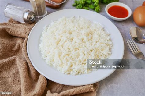 숟가락과 포크와 계란 태국 재스민 쌀 태국 향기로운 쌀 평면도 음식 테이블과 함께 흰 접시에 요리 된 흰 쌀 또는 찐 쌀 0명에