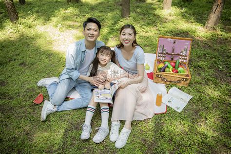 一家人郊游在森林公园里野餐高清图片下载 正版图片500917454 摄图网