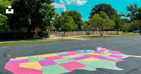 푸른 하늘과 낮에는 흰 구름 아래 푸른 나무와 갈색 나무 울타리 사진 Unsplash의 무료 거리 예술 이미지