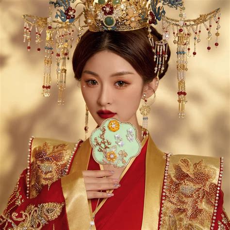 พัดลมนำโชคสไตล์เรโทรพัดถือดอกไม้พร้อมพู่ห้อยระย้าโบราณของขวัญสำหรับงาน