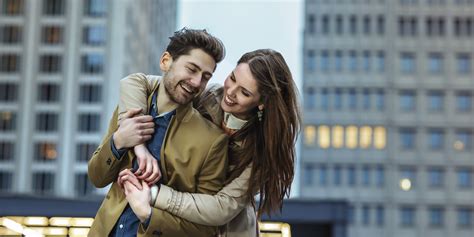 Schöne Brünette vergnügt sich mit ihrem Lover Telegraph